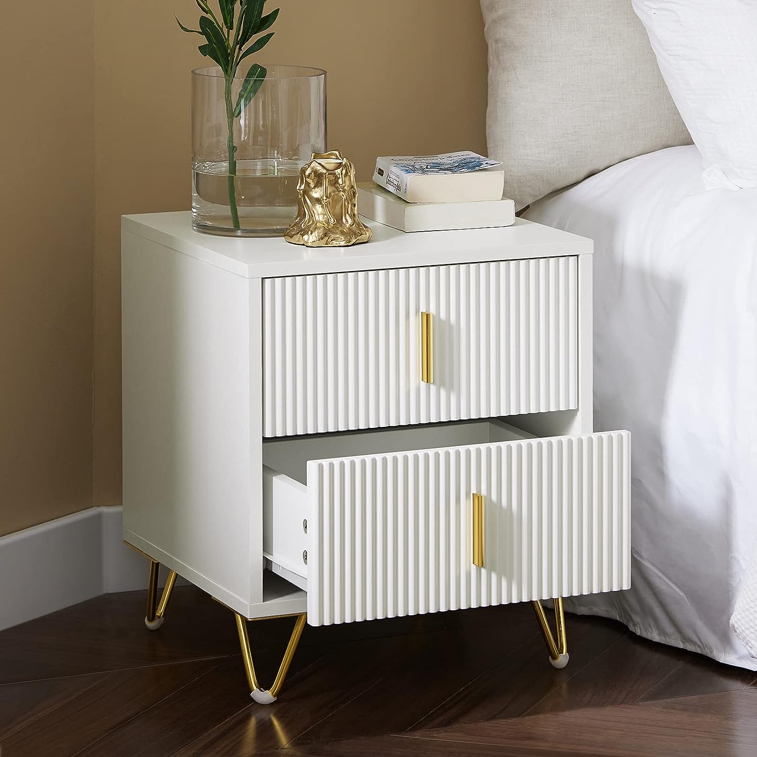 Table de chevet blanche : 9 modèles pour aménager la chambre